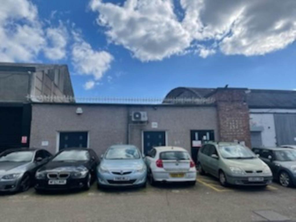 Fowler Rd, Hainault, IG6 3UJ Property - £1,250 pcm (£288 pw)