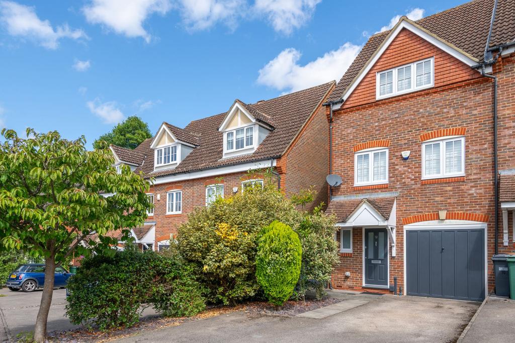Bassett Drive, Reigate, RH2 4 bed end of terrace house for sale - £750,000
