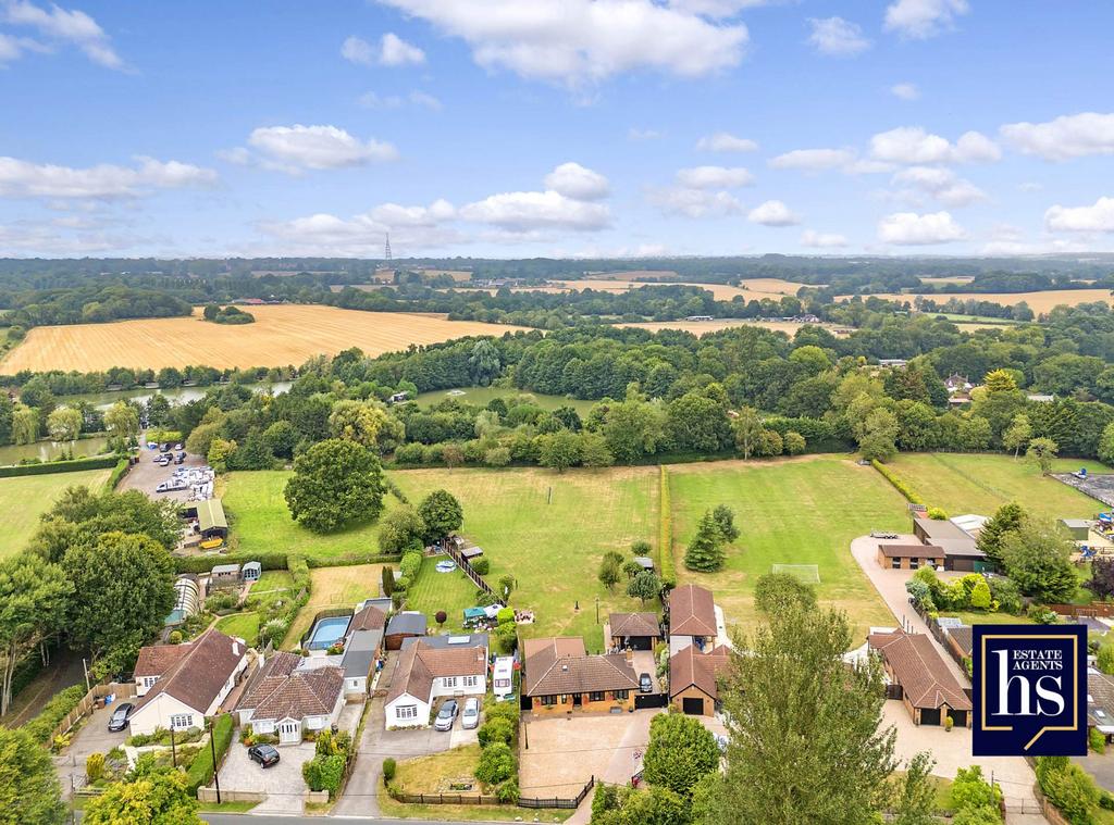 Days Lane, Brentwood CM15 4 bed detached bungalow - £1,200,000
