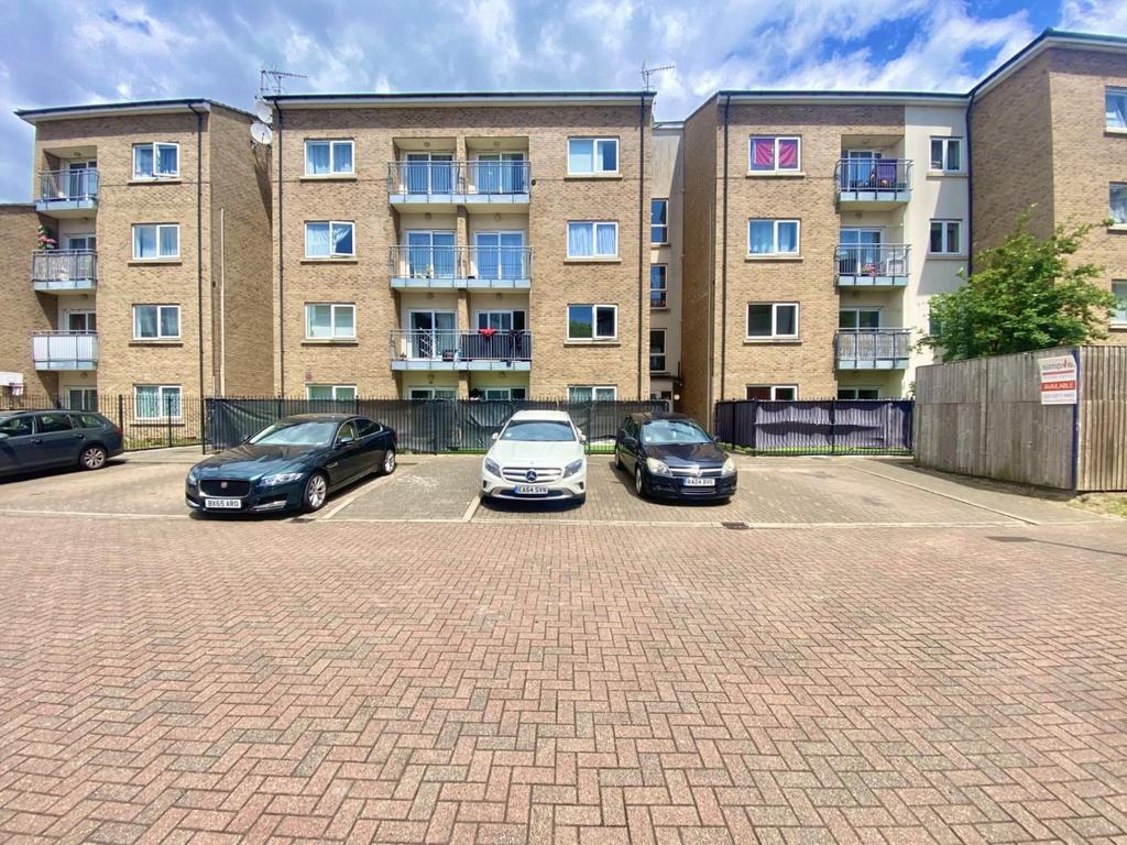 Gateway Court, Convent Way, Southall... 2 bed flat - £1,650 pcm (£381 pw)