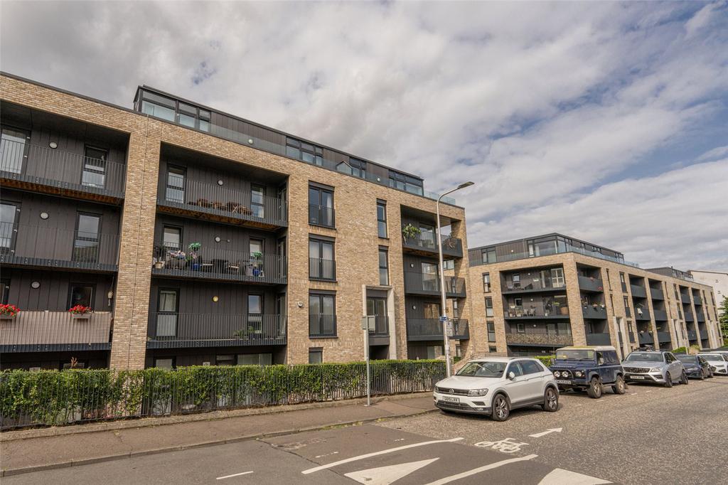 21C/10 Brunswick Road, Edinburgh, EH7 3 bed flat - £435,000