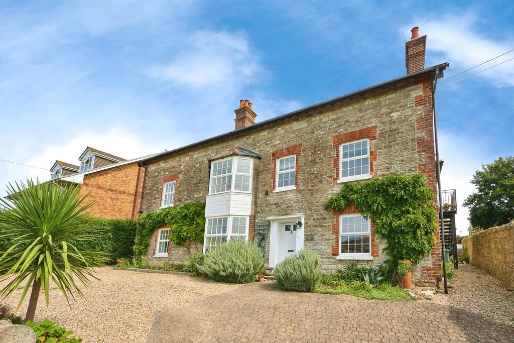 Nettlestone Green 4 bed semi-detached house - £2,500 pcm (£577 pw)
