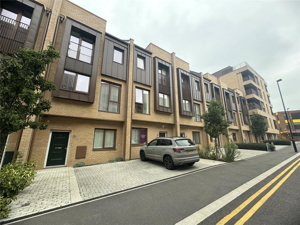 India Way, London, NW7 3 bed terraced house - £3,250 pcm (£750 pw)