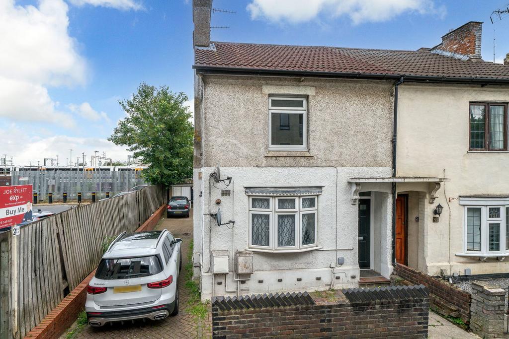 Woodford Road, Watford WD17 2 bed maisonette - £250,000