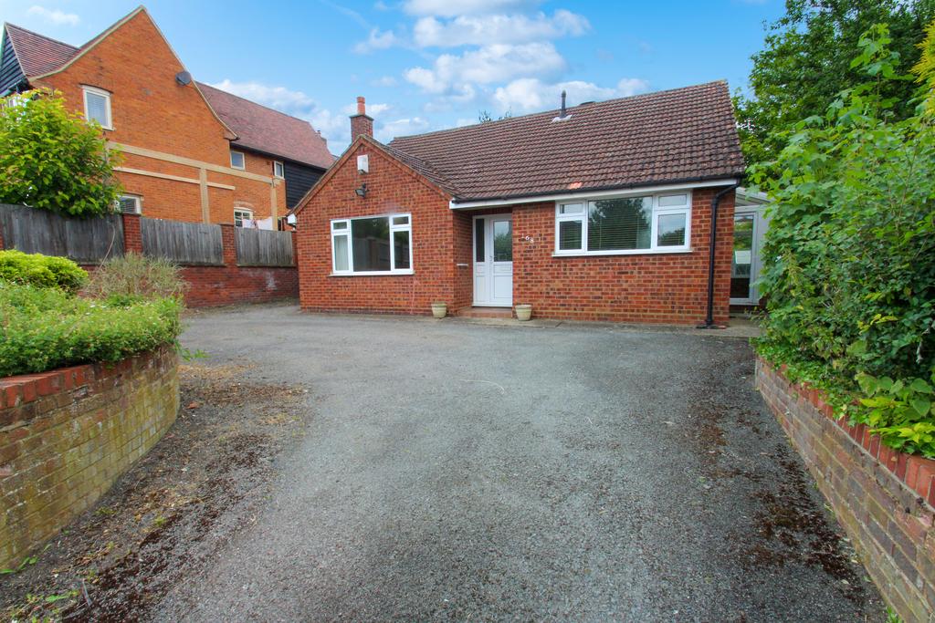 Buckingham Road, Bletchley MK3 2 bed bungalow - £1,450 pcm (£335 pw)
