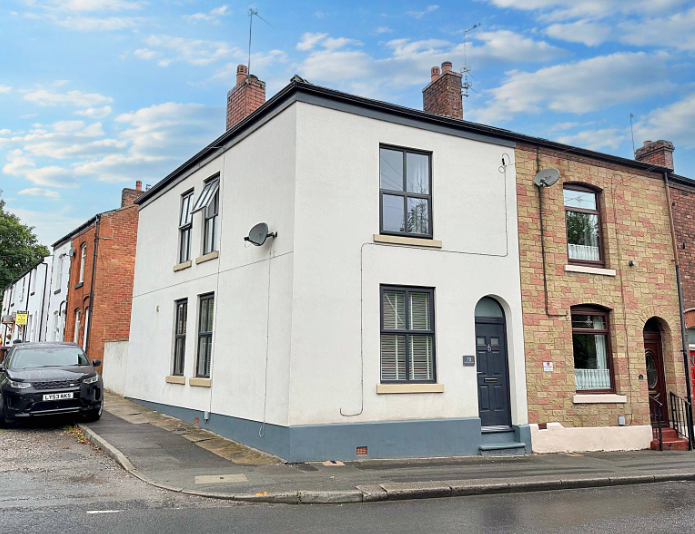 Stockport Road, Hyde, SK14 5QT 2 bed end of terrace house - £215,000