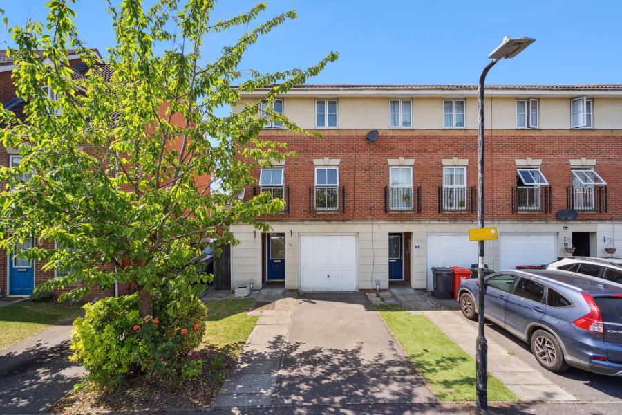 Scholars Walk, Langley 3 bed end of terrace house - £545,000