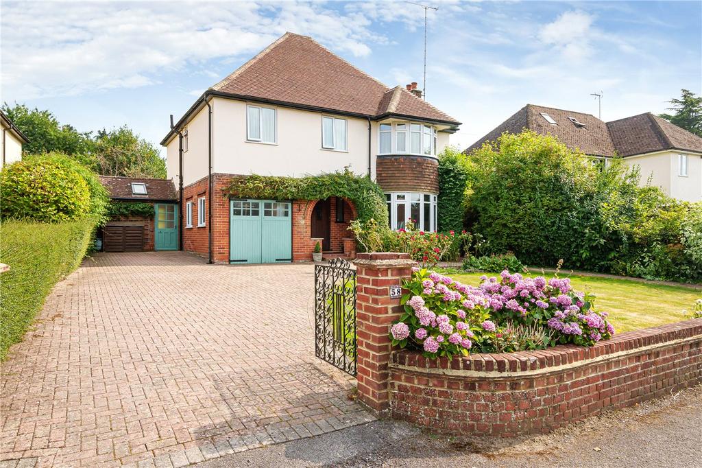 Broomleaf Road, Farnham, Surrey, GU9 4 bed detached house - £1,195,000