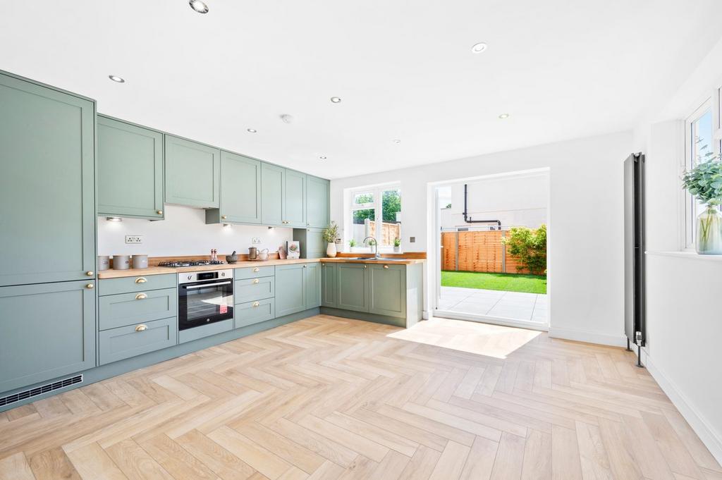 Churchfield Road, Walton-on-Thames, KT12 3 bed end of terrace house - £ ...