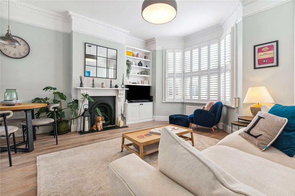 Leathwaite Road, SW11 2 bed apartment - £925,000