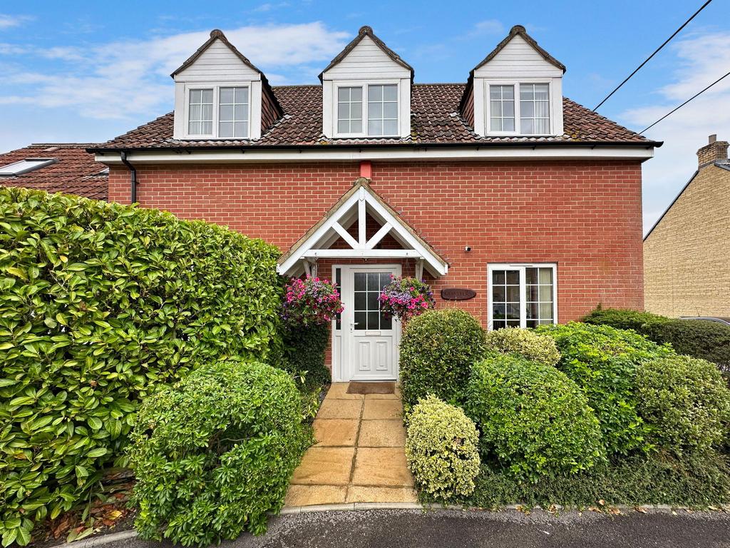 Southwick, Trowbridge BA14 4 bed detached house - £425,000