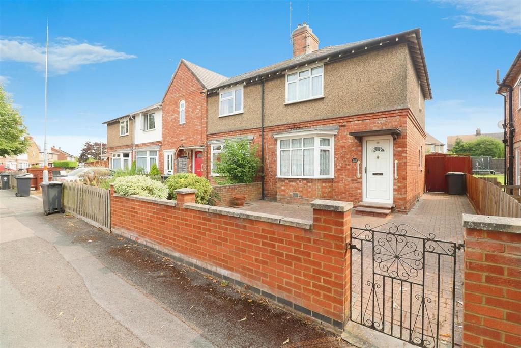 Oval Road, Rushden NN10 3 bed end of terrace house - £185,000