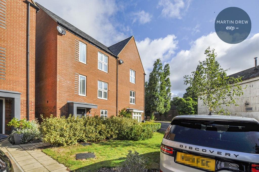 Bicester OX25 3 bed townhouse - £390,000