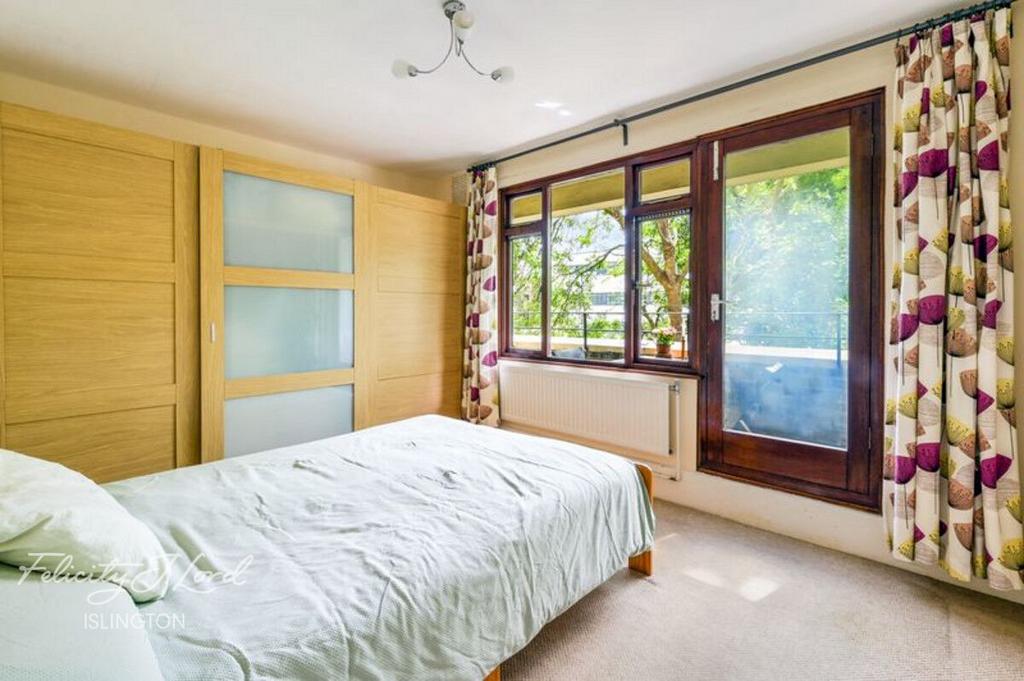 St Peter's Street, Islington, N1 2 bed flat - £500,000