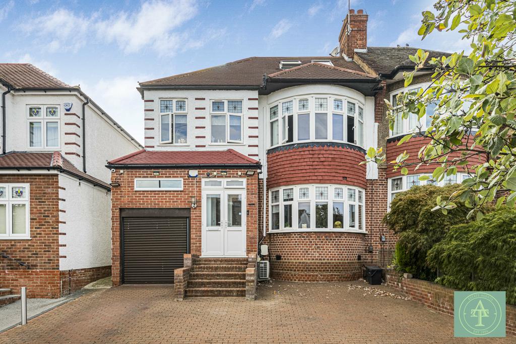 Oakwood Avenue, London, N14 5 bed semi-detached house for sale - £1,065,000