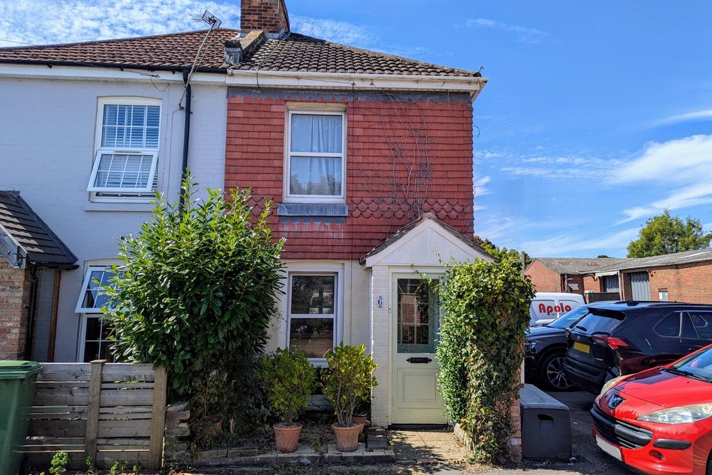 MILL ROAD, FAREHAM 2 bed end of terrace house - £250,000