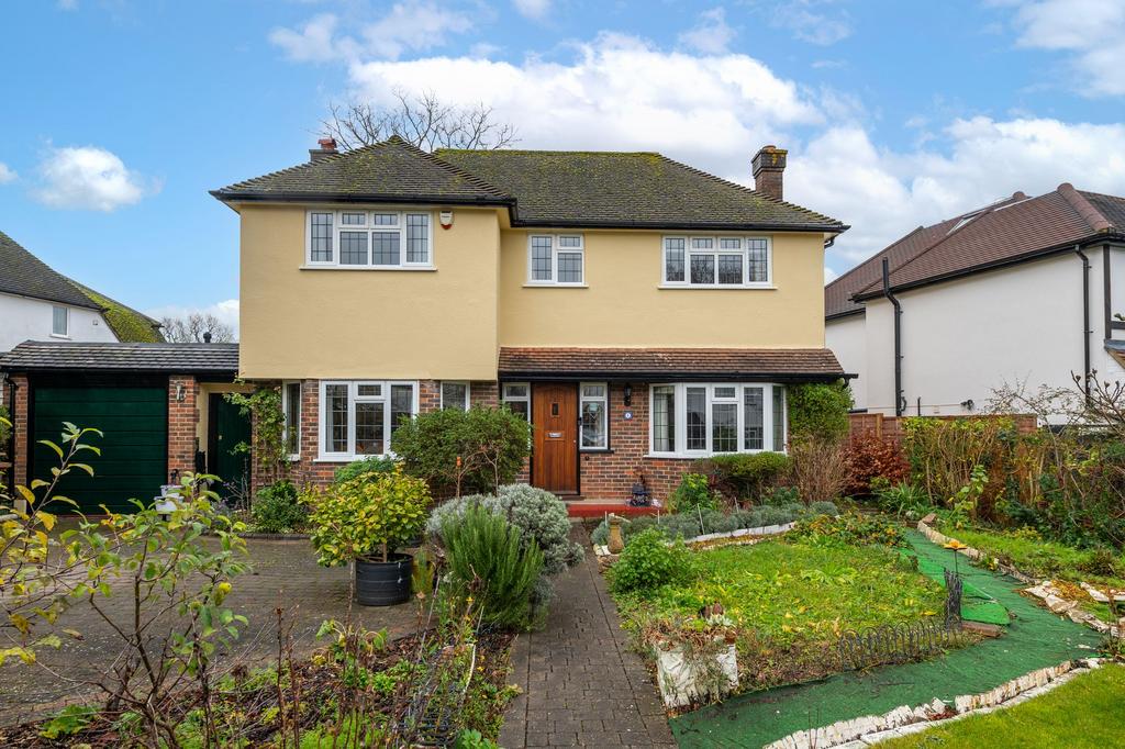 Grange Close, Merstham, RH1 3 bed detached house - £800,000