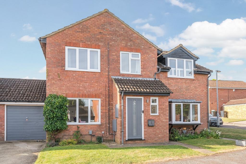 Cheviot Close, Flitwick, MK45 4 bed link detached house - £635,000