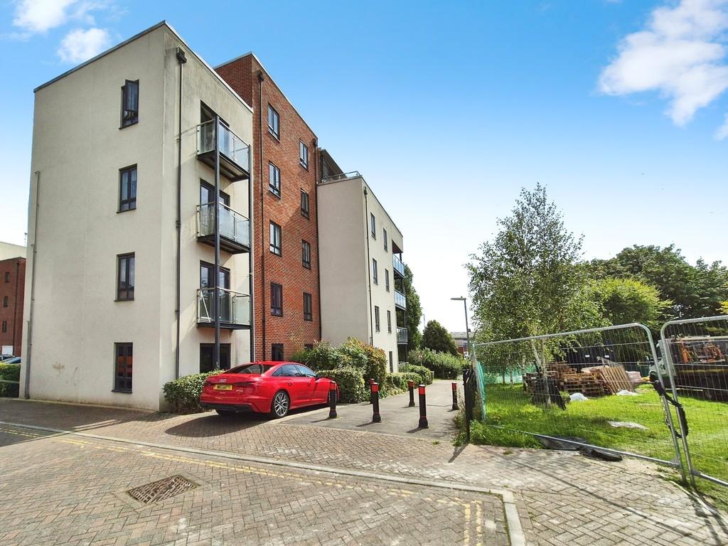 Sinclair Drive, Basingstoke RG21 2 bed apartment - £215,000