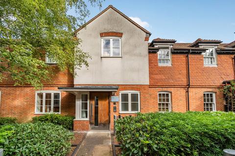 Beldham Road, Farnham, Surrey, GU9 2 bed maisonette - £1,300 pcm (£300 pw)