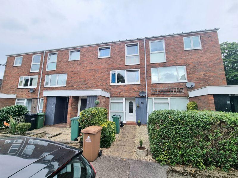 Harrison Close, Reigate 2 bed maisonette - £1,700 pcm (£392 pw)