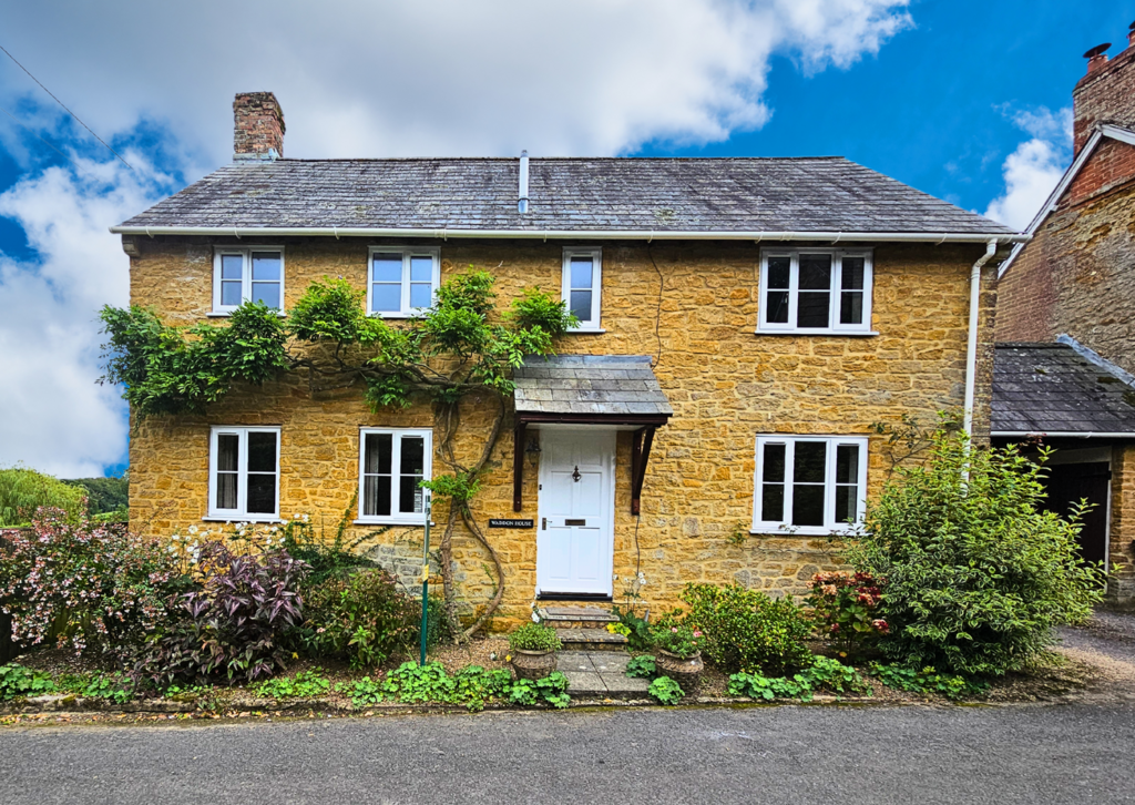 Beaminster DT8 3 bed link detached house - £450,000