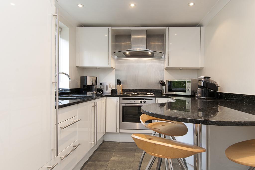 Raymond Road, SW19 2 bed flat - £2,300 pcm (£531 pw)