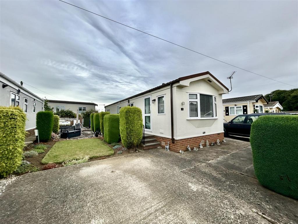 Newfield Crescent, Garforth, Leeds 2 bed park home - £100,000