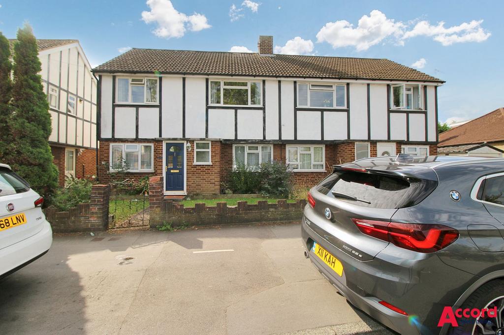 Moor Lane, Upminster, RM14 2 bed maisonette - £1,500 pcm (£346 pw)