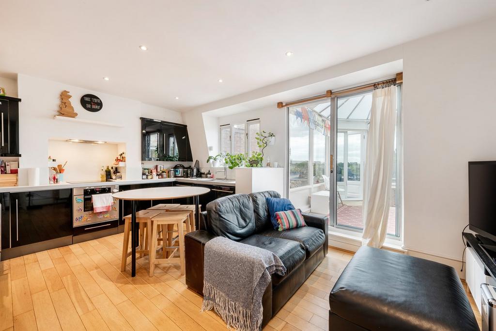 Digby Mansions, Hammersmith... 2 bed apartment - £2,708 pcm (£625 pw)