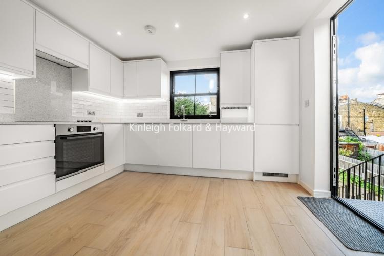Fountain Road London SW17 3 bed flat - £2,500 pcm (£577 pw)