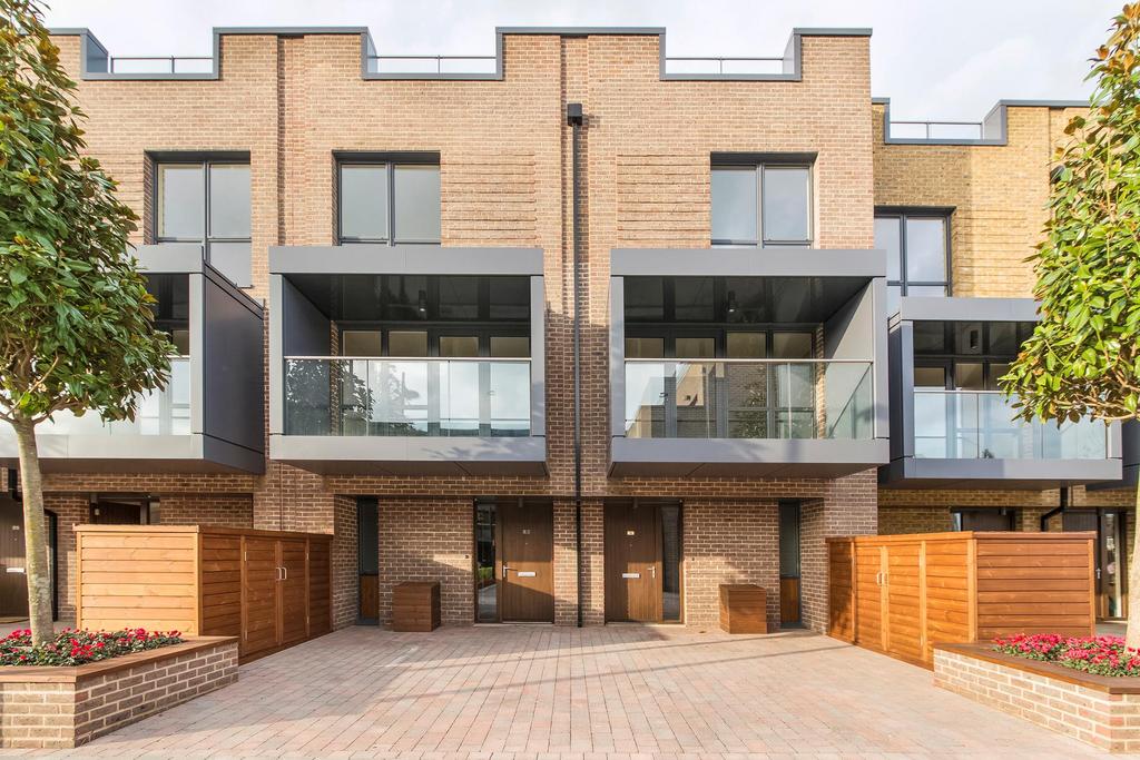 Sir Alexander Close, Napier Square... 4 bed flat - £3,700 pcm (£854 pw)