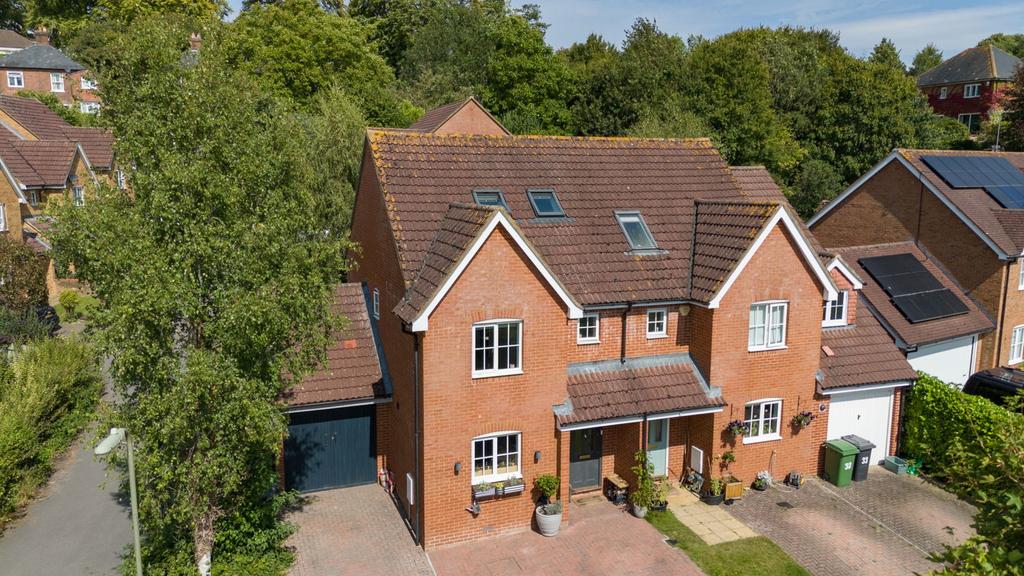 Hillside, Whitchurch, RG28 7SN 4 bed semi-detached house - £475,000