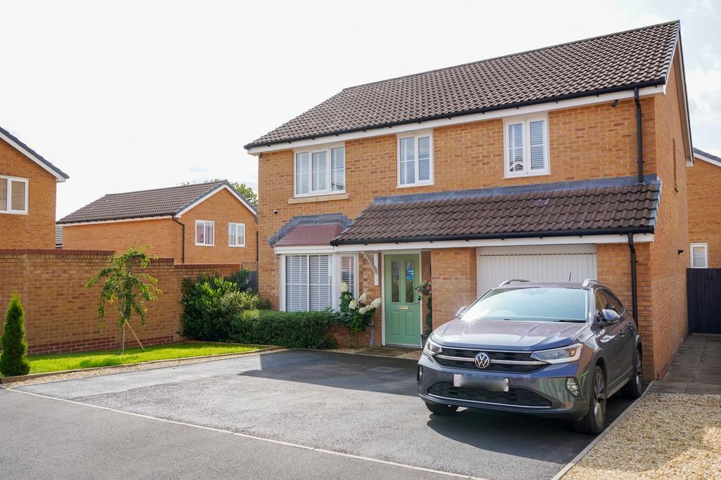 Cwrt Celyn, Cwmbran NP44 4 bed detached house - £420,000