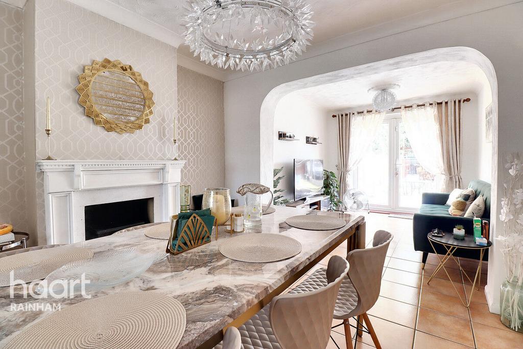 Cherry Tree Lane, Rainham, RM13 8TP 4 bed semi-detached house - £475,000