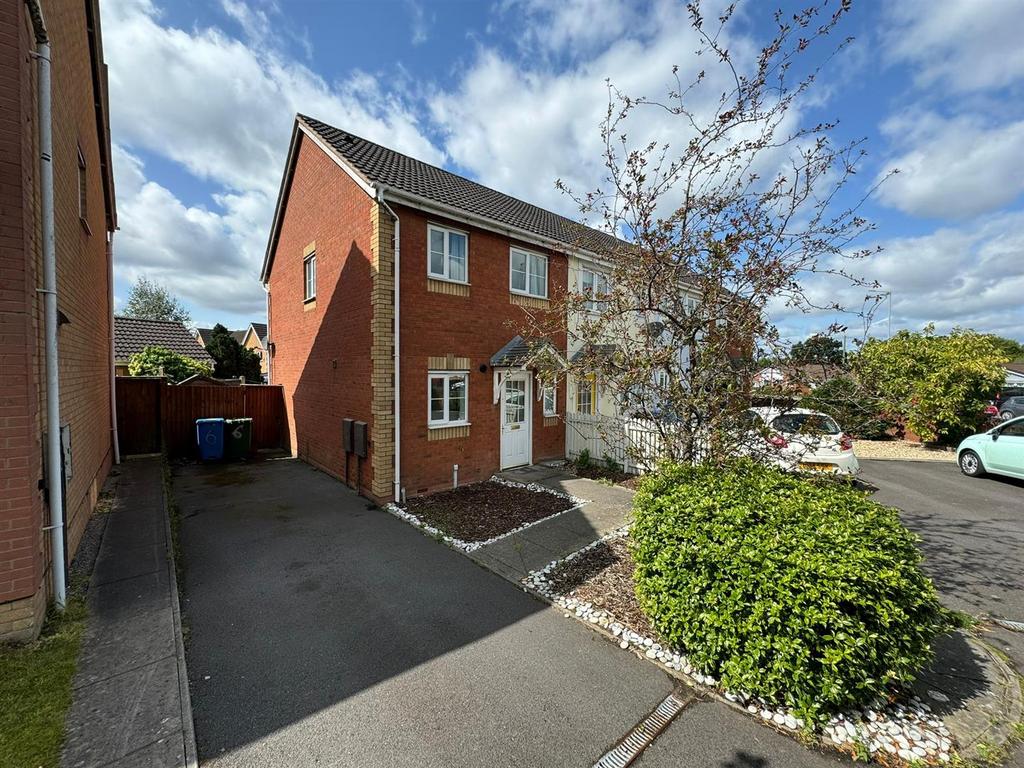 West Winds, Wolverhampton 2 bed end of terrace house - £950 pcm (£219 pw)
