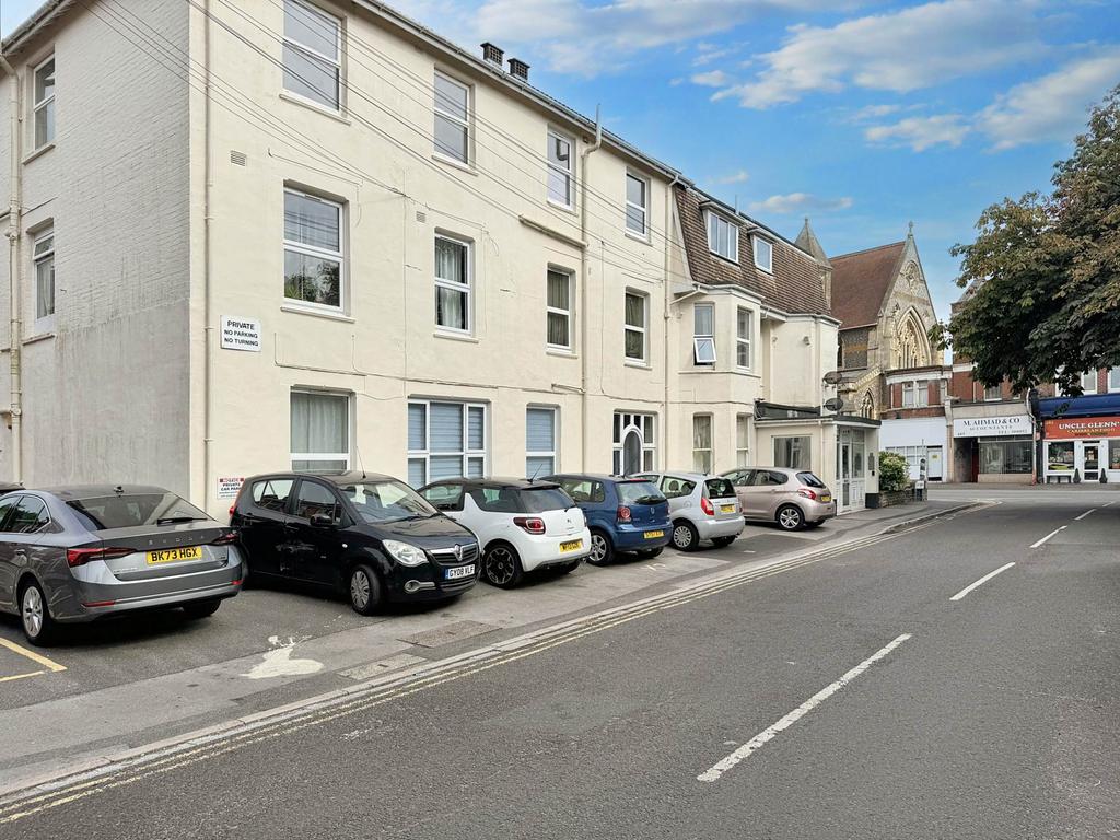 Christchurch Road, Bournemouth BH1 1 bed apartment - £850 pcm (£196 pw)