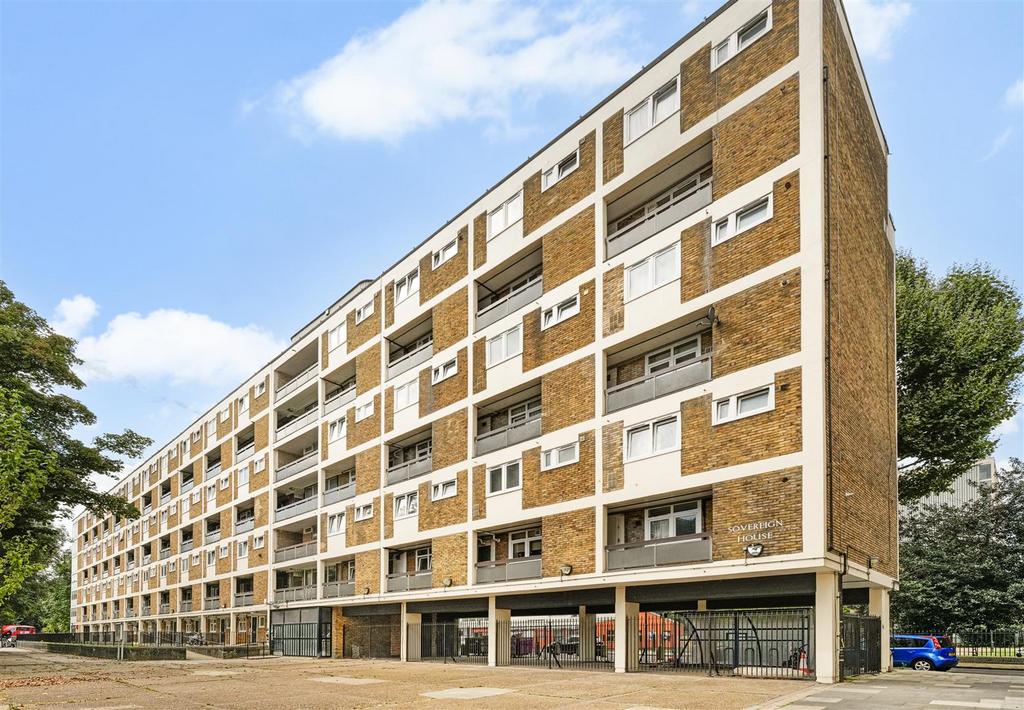 Sovereign House, Cambridge Heath... 3 bed maisonette - £425,000