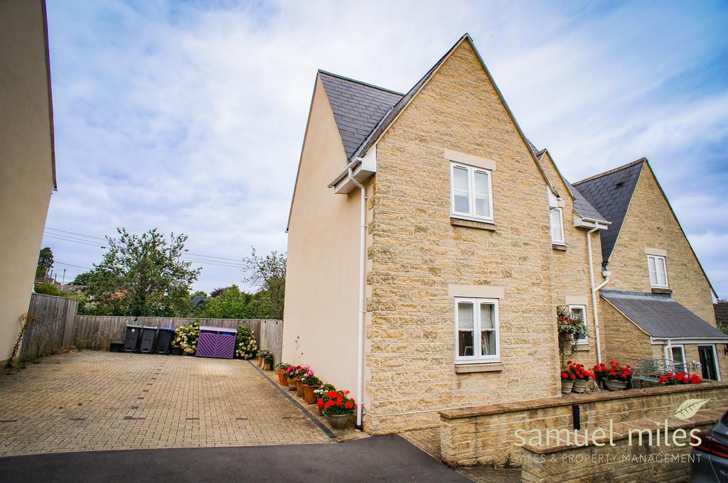 Old Court, Swindon SN4 3 bed semi-detached house - £375,000