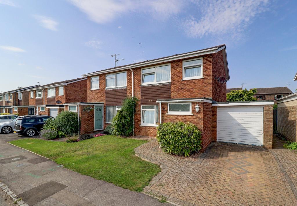 Highfield Way, High Wycombe HP15 3 bed semi-detached house - £465,000