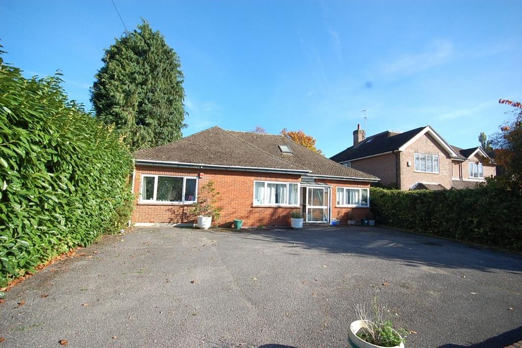 Simons Walk, Egham TW20 5 bed detached house - £3,350 pcm (£773 pw)