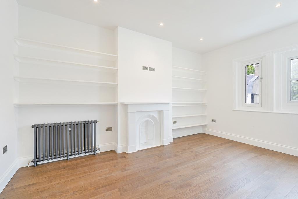Great Russell Street, WC1B 2 bed maisonette - £3,878 pcm (£895 pw)