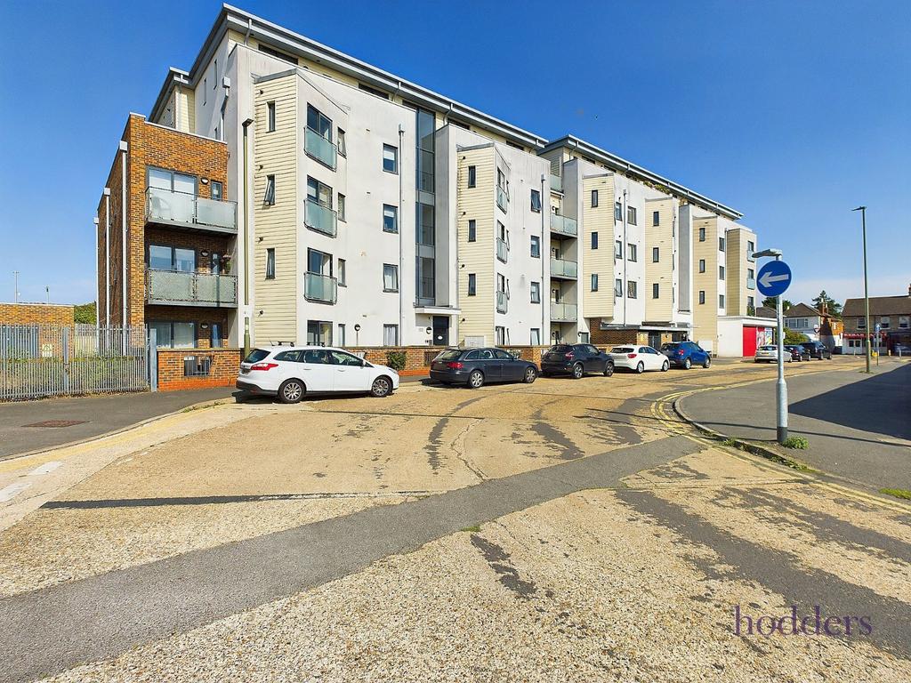 Victory Park Road, Addlestone... 1 bed apartment - £1,200 pcm (£277 pw)