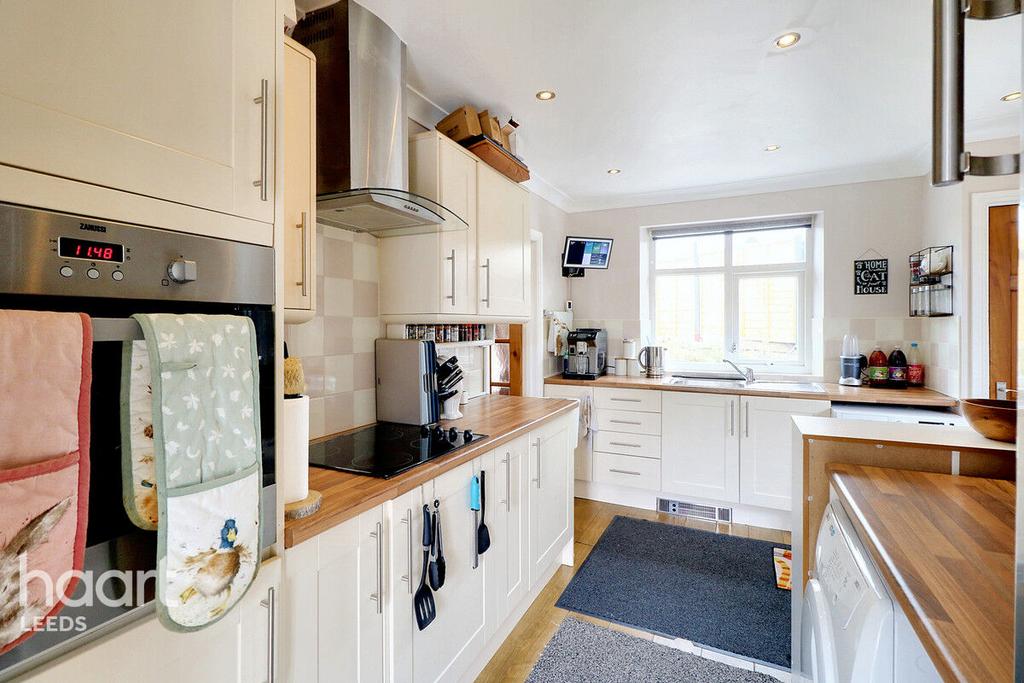 Swarcliffe Approach, Leeds 3 bed semi-detached house - £180,000