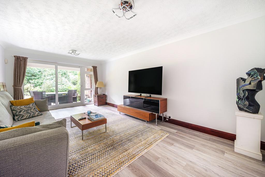 Raylands Mead, Gerrards Cross... 3 bed apartment for sale - £695,000