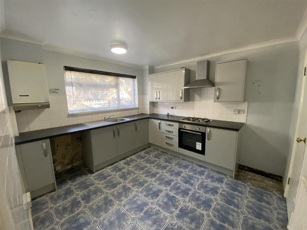 Warwick Place, Northfleet DA11 3 bed terraced house - £1,350 pcm (£312 pw)