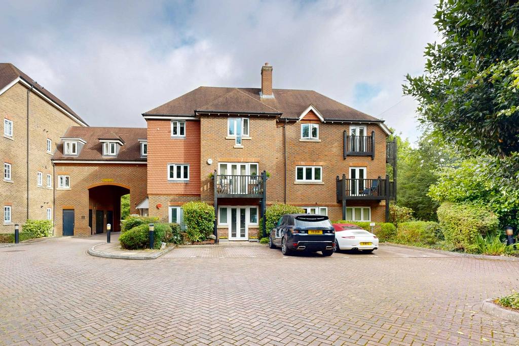 Copthorne Common Road, Crawley RH10 2 bed flat - £250,000