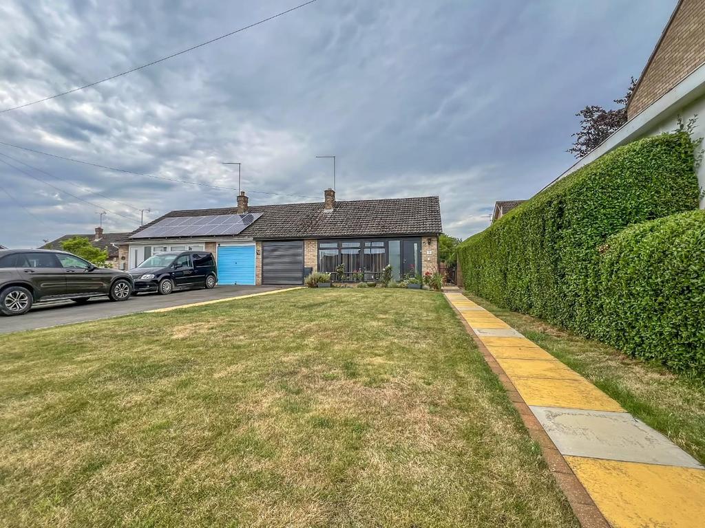 Shire Grove, Peterborough PE1 2 bed semi-detached bungalow - £250,000