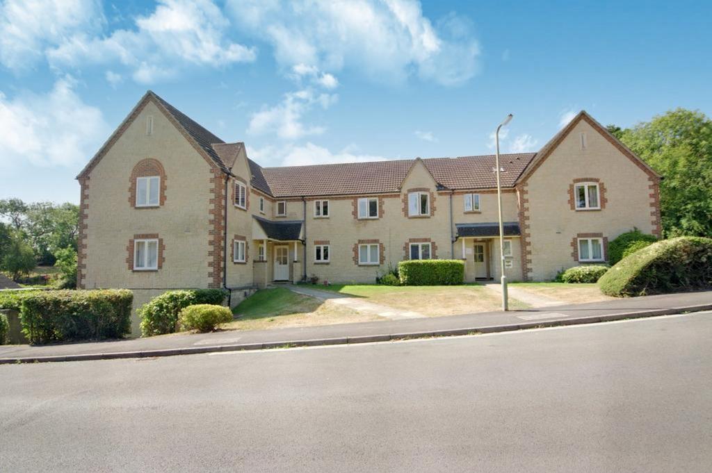 Kelham Hall Drive, Wheatley, OX33 2 bed apartment - £1,350 pcm (£312 pw)