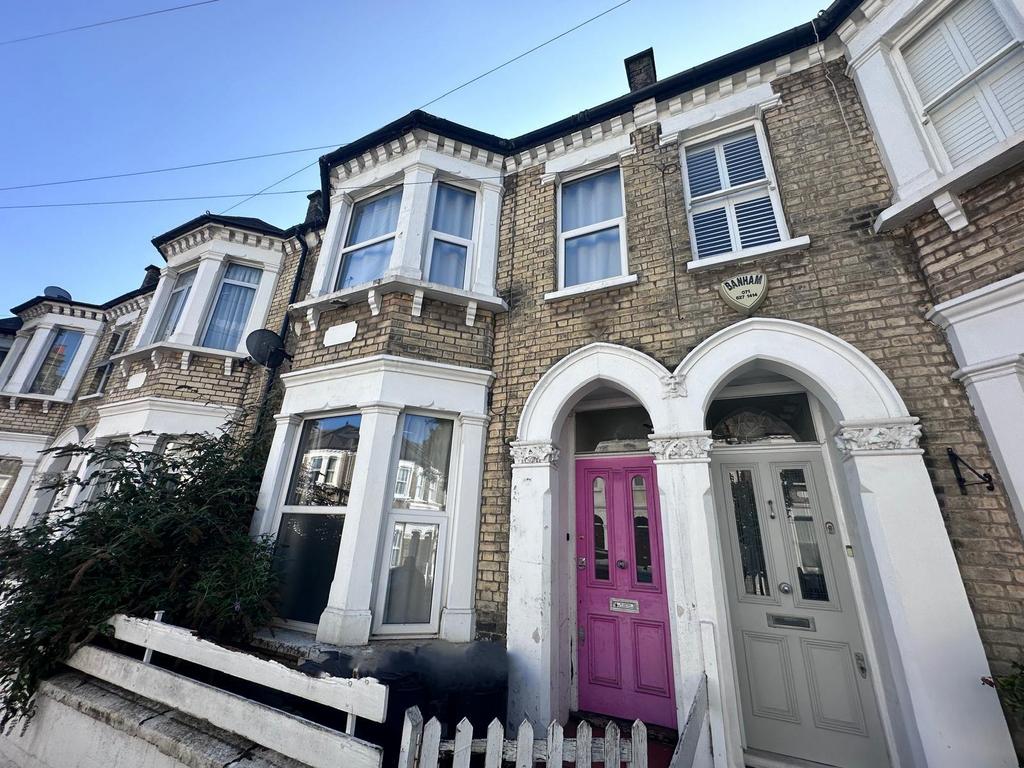 London SW11 4 bed terraced house - £3,900 pcm (£900 pw)